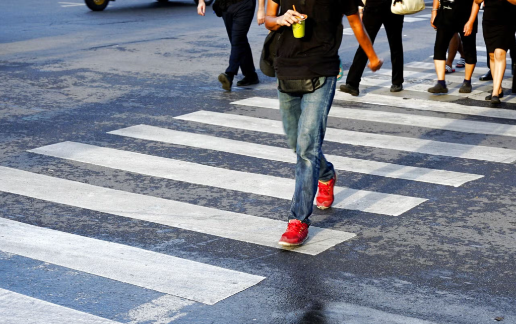 Pedoni sulle strisce, le regole che ogni automobilista deve conoscere ...
